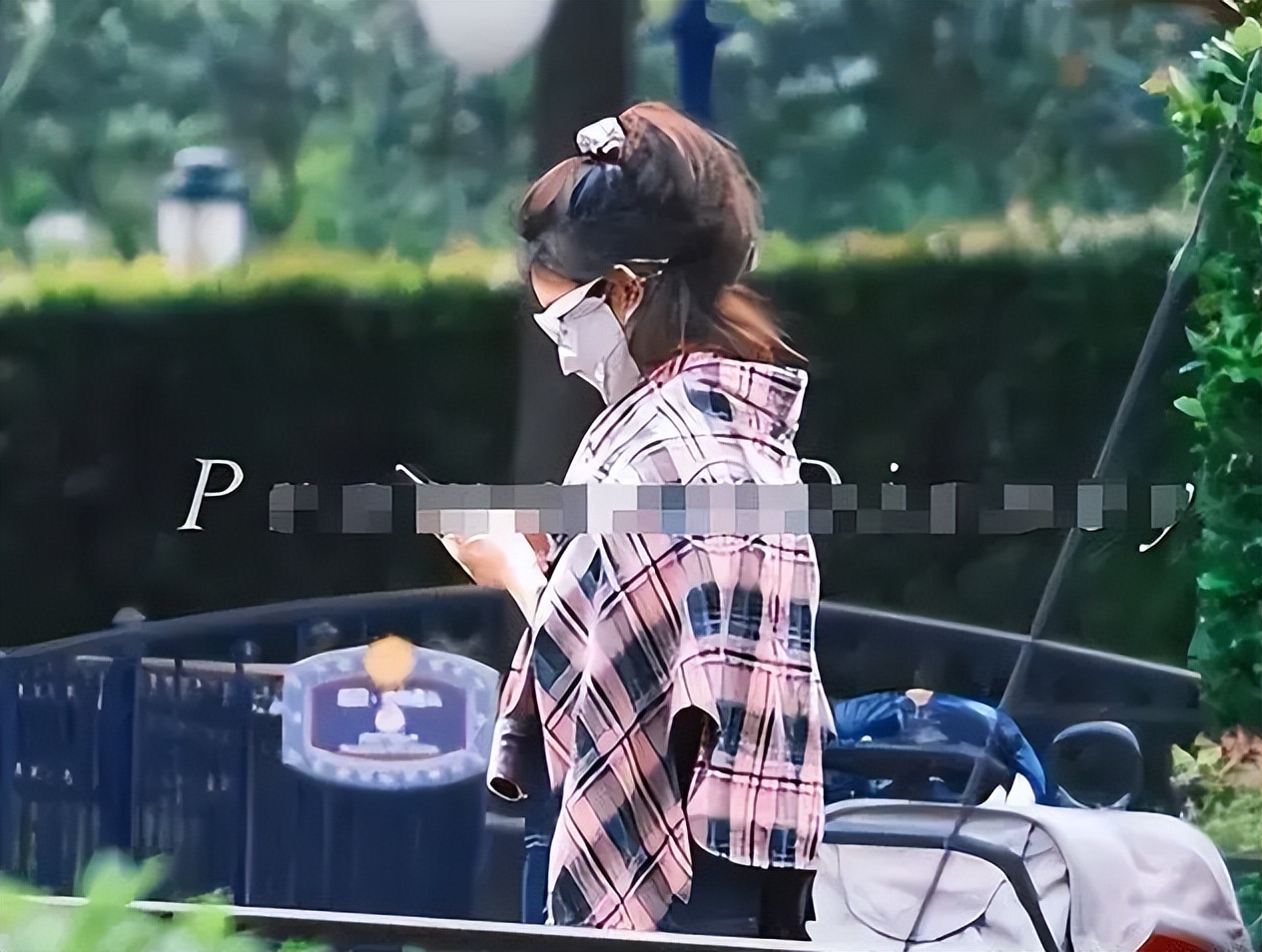 Zhao Liying accompanies her son Disney to celebrate June 1st, wearing a ...