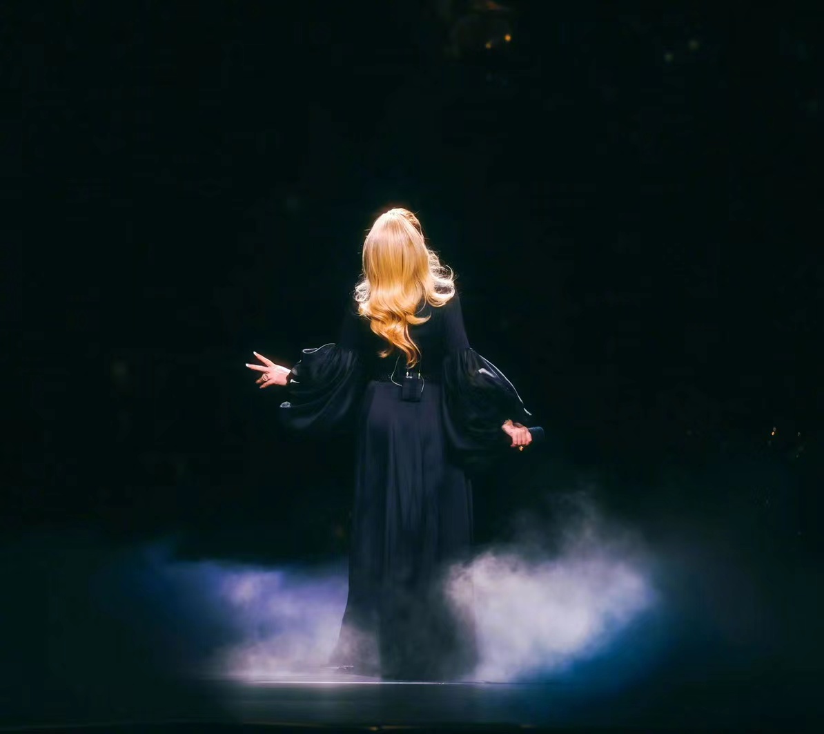 Adele officially announced her indefinite retirement! Wearing off-the ...