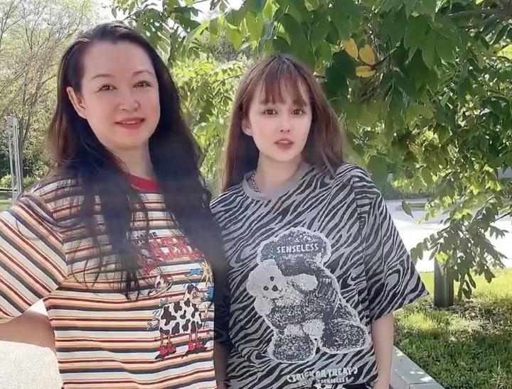 Zhao Benshan's New Year's family portrait was exposed, his wife Ma ...