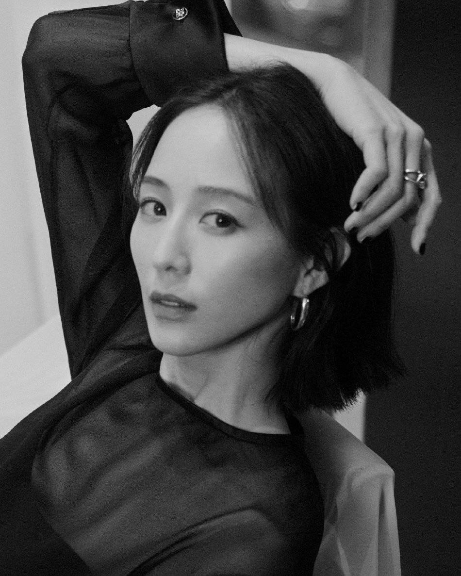 Zhang Junning staged a blockbuster black and white photo shoot ...