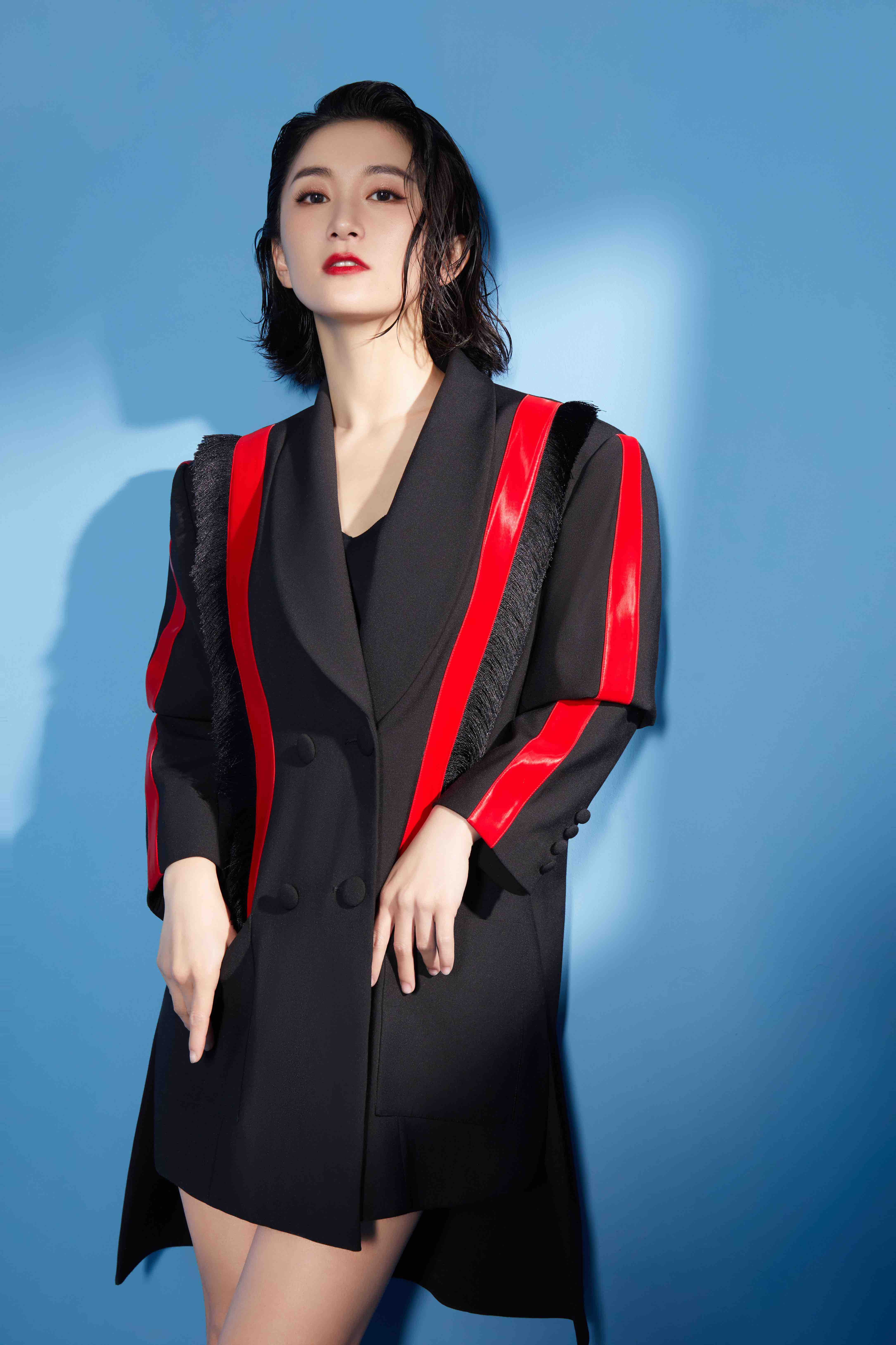 Zhao Qin's stitching-style suit photo is released, cool and stylish ...