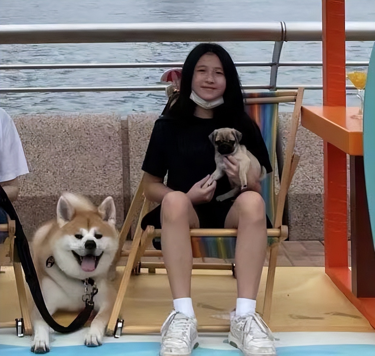 Qiu Shuzhen's third daughter is rarely in the same frame!The eldest ...