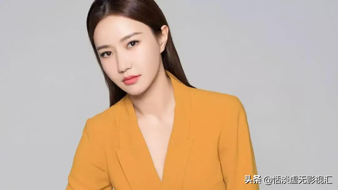 Han Yuqin's skin is white and beautiful, as quiet as water, beautiful ...