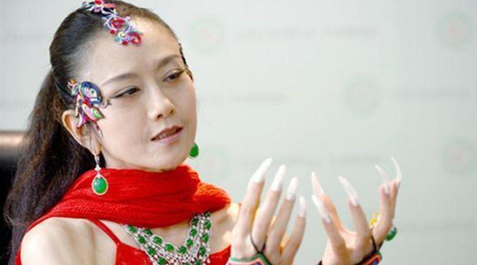 Yang Liping went home to do housework and had long fingernails so she ...