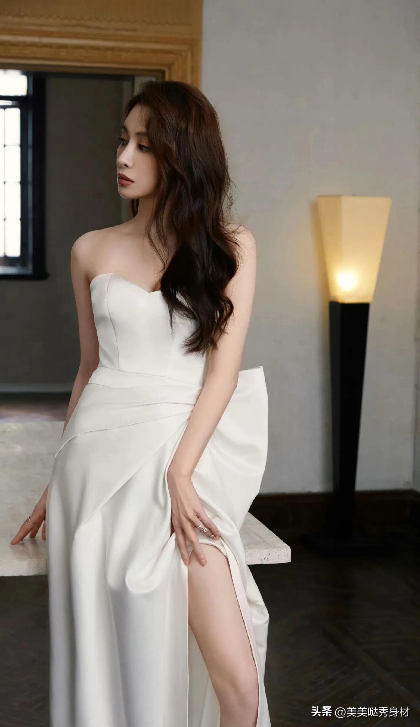 Gao Qilan's actor, Lonnie, wears a milky white skirt with a chest and ...