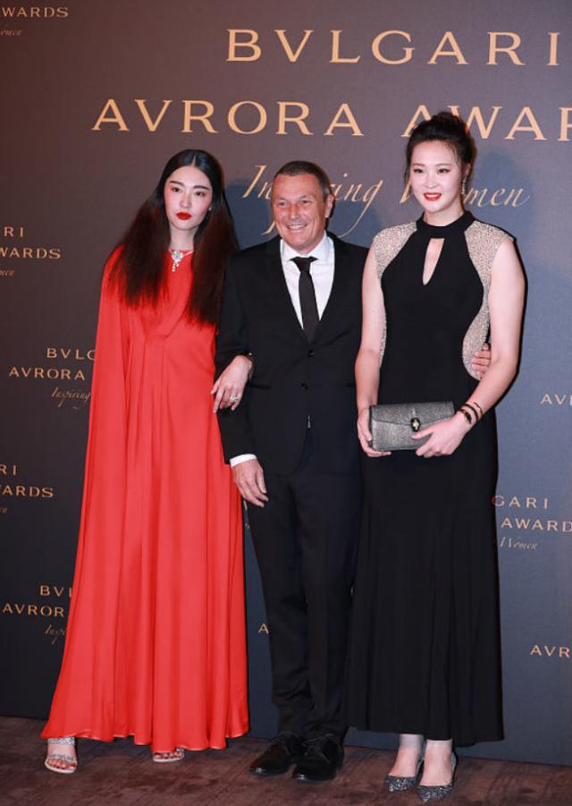 The 192cm Hui Ruoqi is really aura, wearing a long black dress with a ...