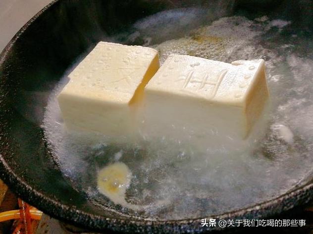 When frying tofu, don't fry it directly, teach you 3 tricks, the tofu ...