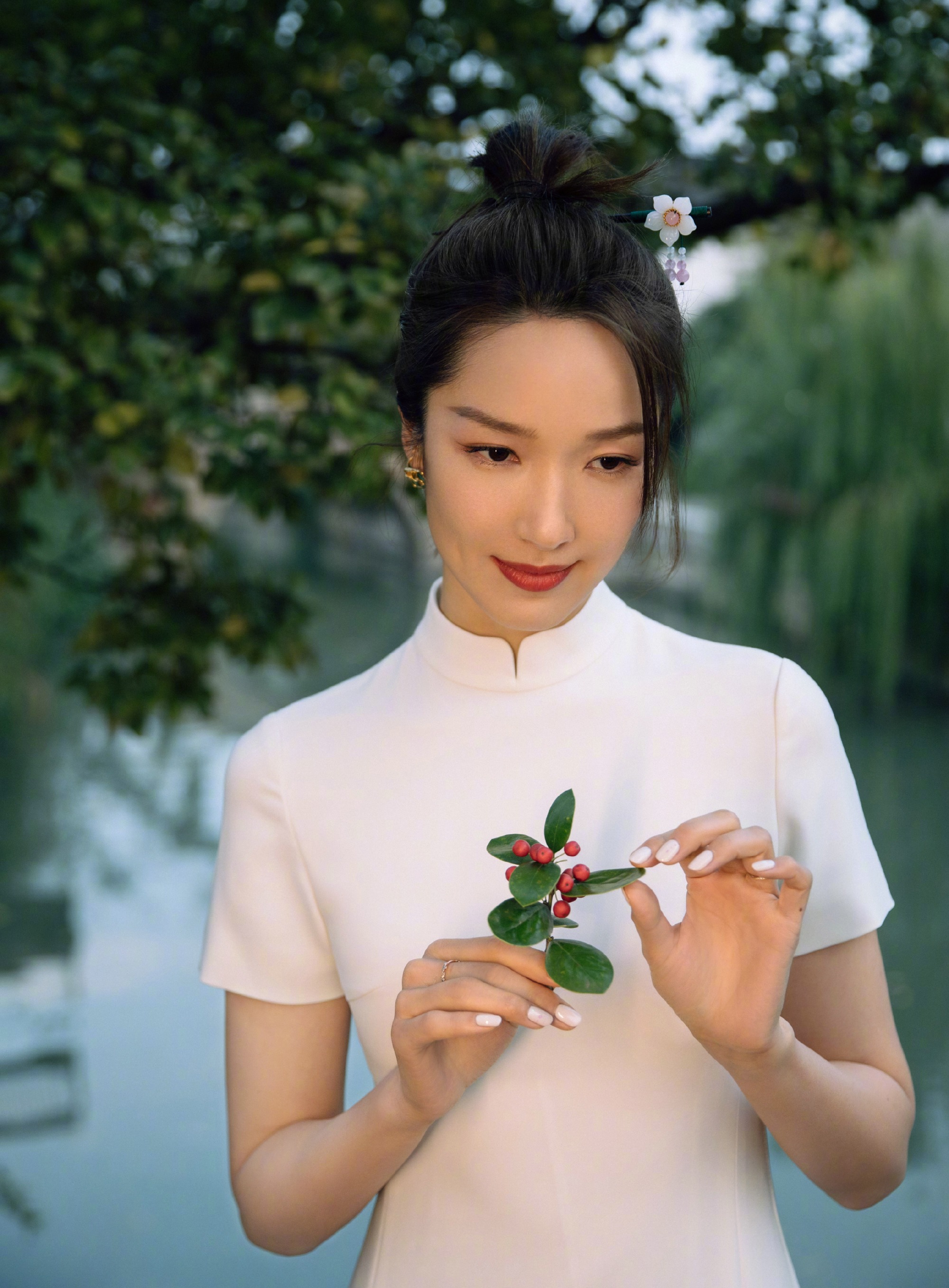 Miss Hong Kong champion Li Yanan shares the photo of the cheongsam, the bridge is very beautiful ...