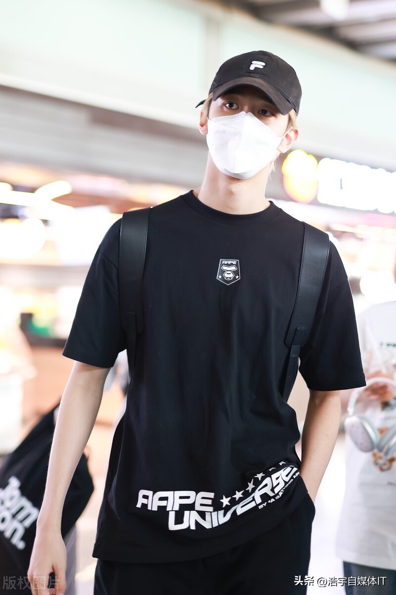 Zhao Rang with blonde hair and All Black attire appeared at Beijing ...