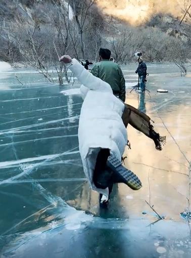 Jia Nailiang was frozen in the outdoor live broadcast, fell heavily and ...