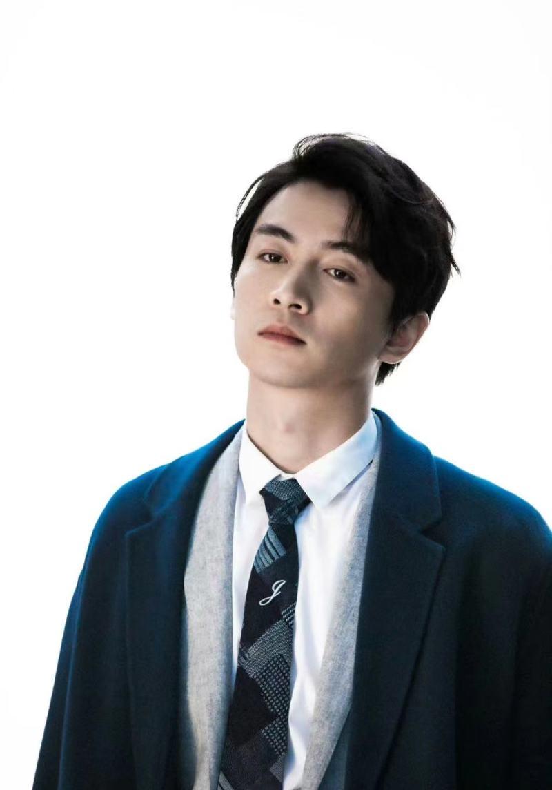 The female college student holding gold bricks is the young actor in ...