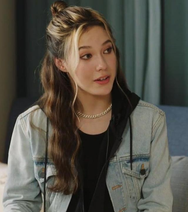 Gu Ailing was followed and photographed running, 18-year-old with a ...