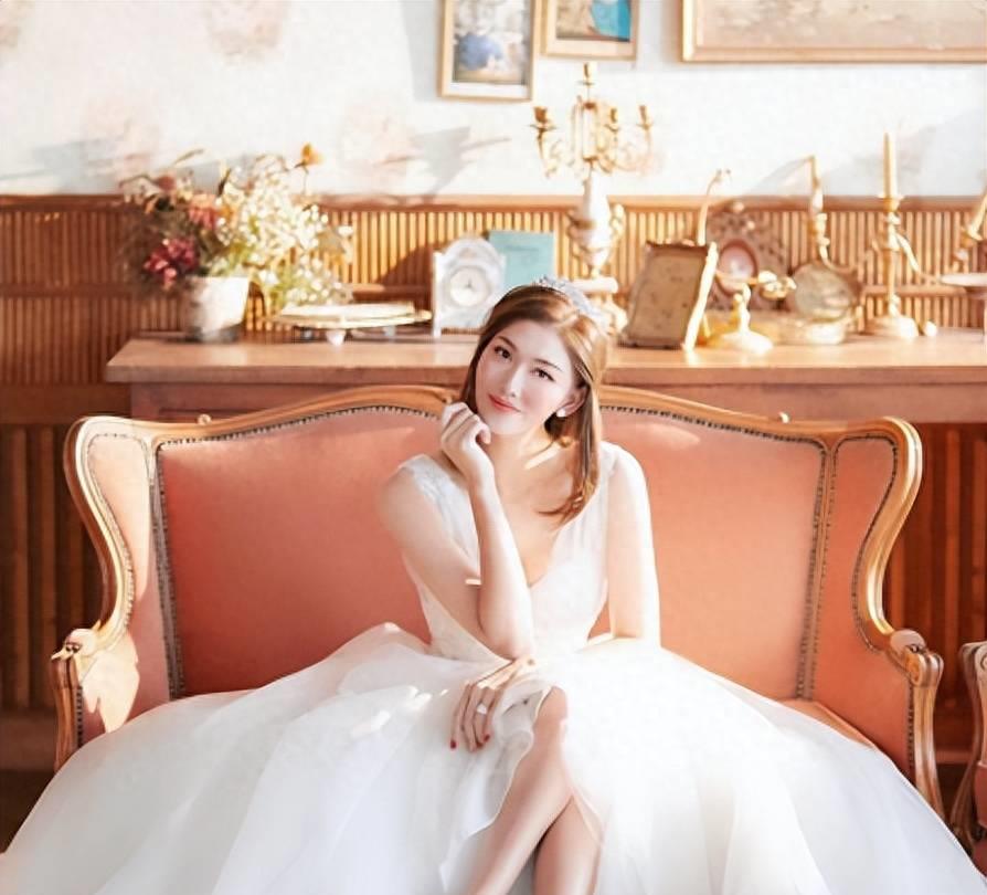 Ellie, the "Diva in Red", earns astonishingly from singing on the ...