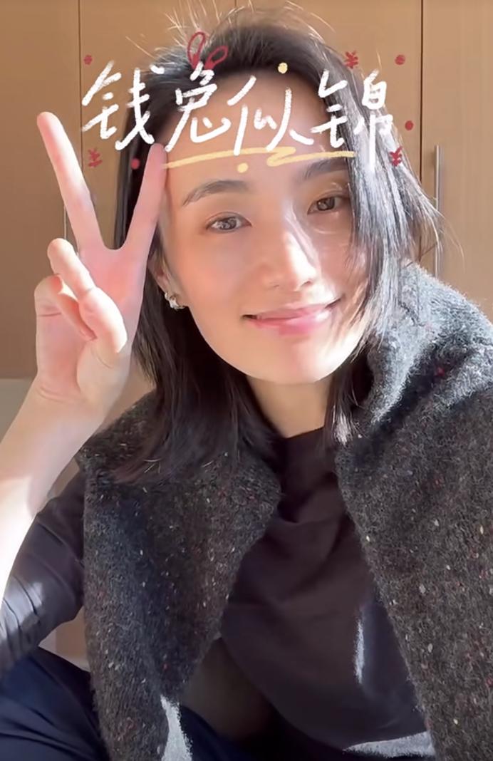 Haiha Jinxi is in the same frame as Li Yapeng's mother for the first ...