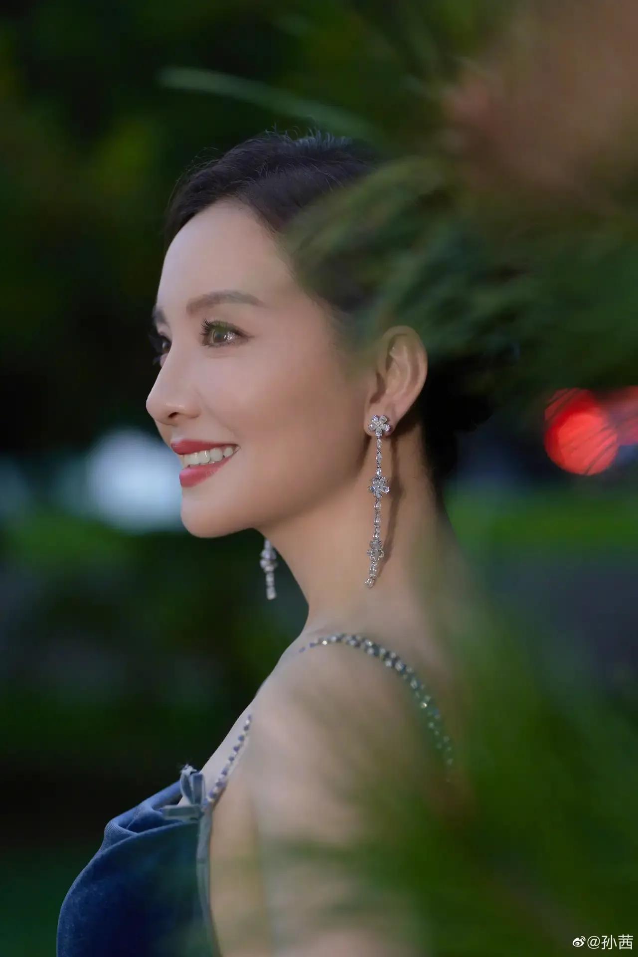 The aunt of Jinxi in Zhen Huan's biography, Sun Qian, wearing a blue ...