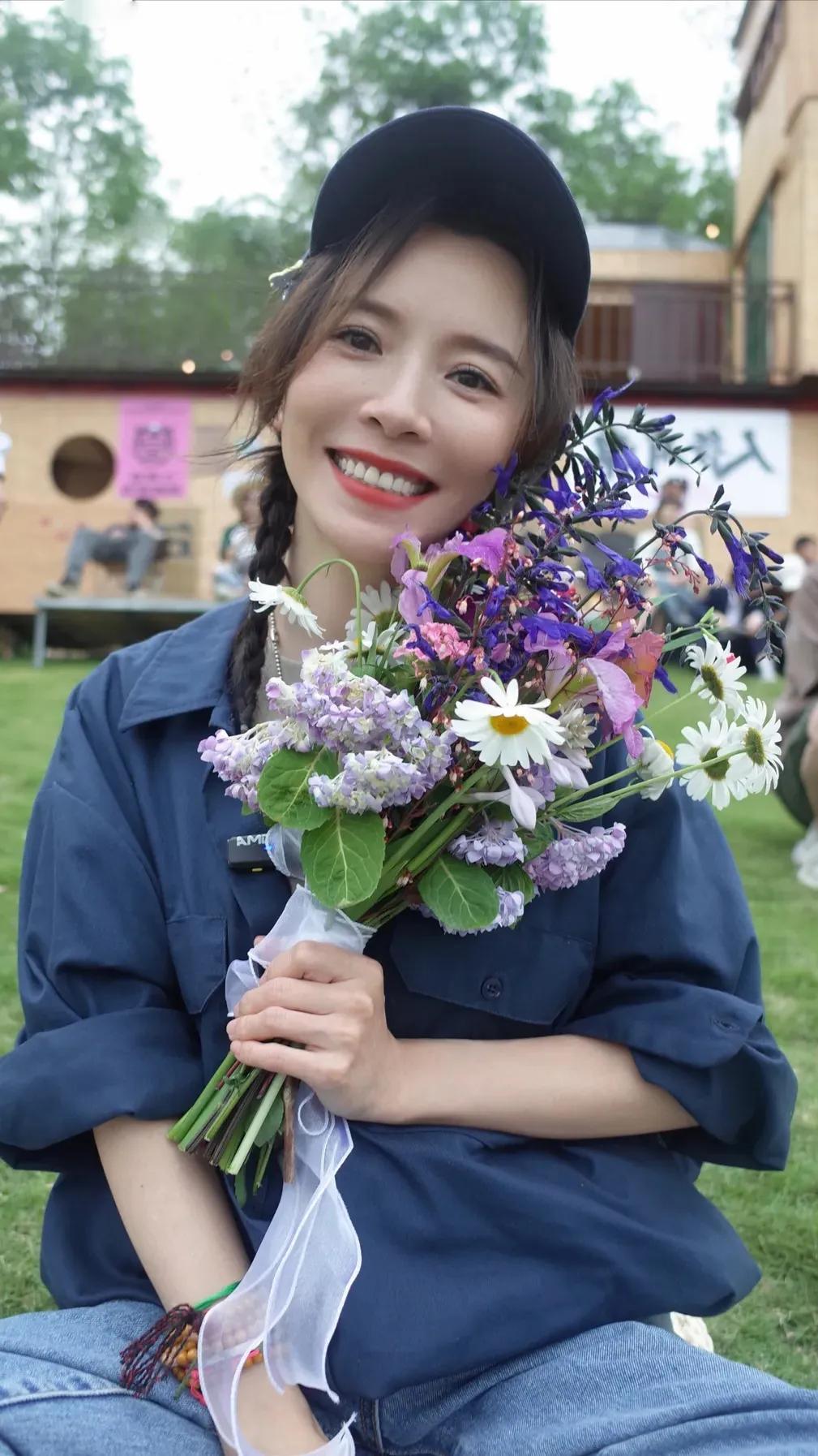 The forgotten singer. Huang Yali - iMedia