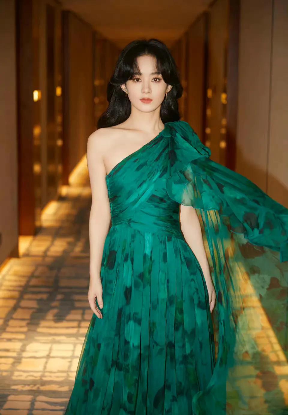 Zhao Liying glows green!Wearing an off-the-shoulder dress with ...