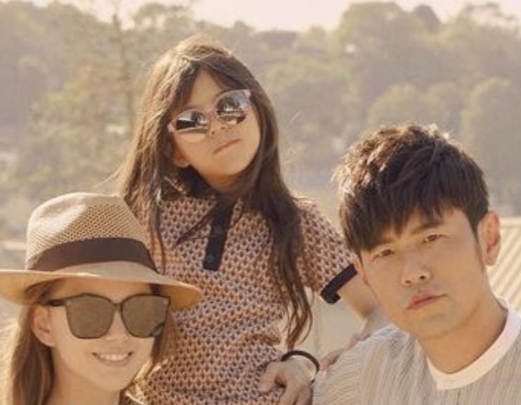 Jay Chou puts on a family portrait on New Year's Day, his daughter is ...