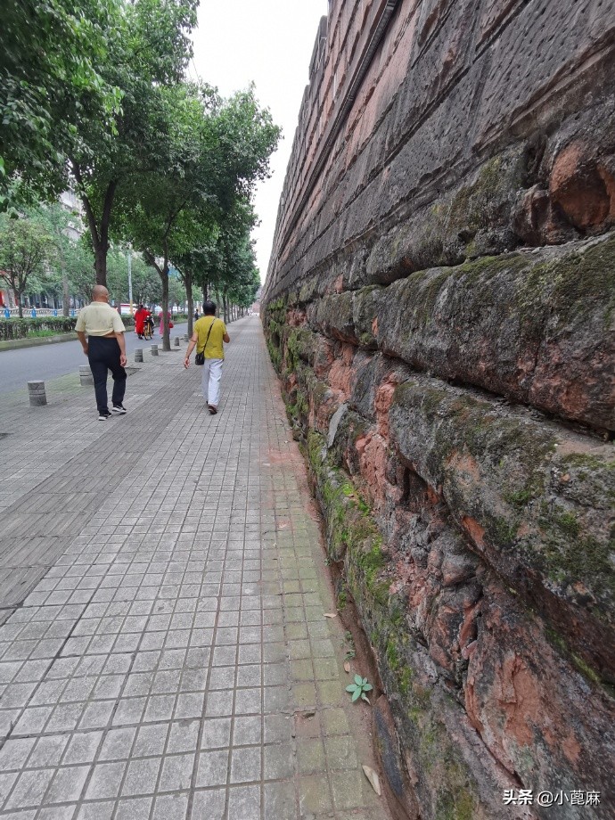 The day and night of the ancient city gate of Meizhou - iNEWS