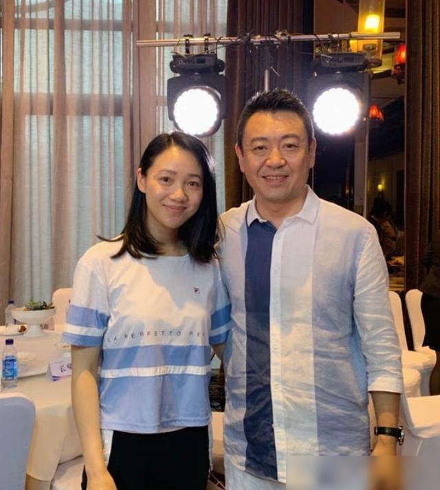 50-year-old Zhou Qun and Zhu Jun's 52-year-old wife are in the same frame. - iNEWS