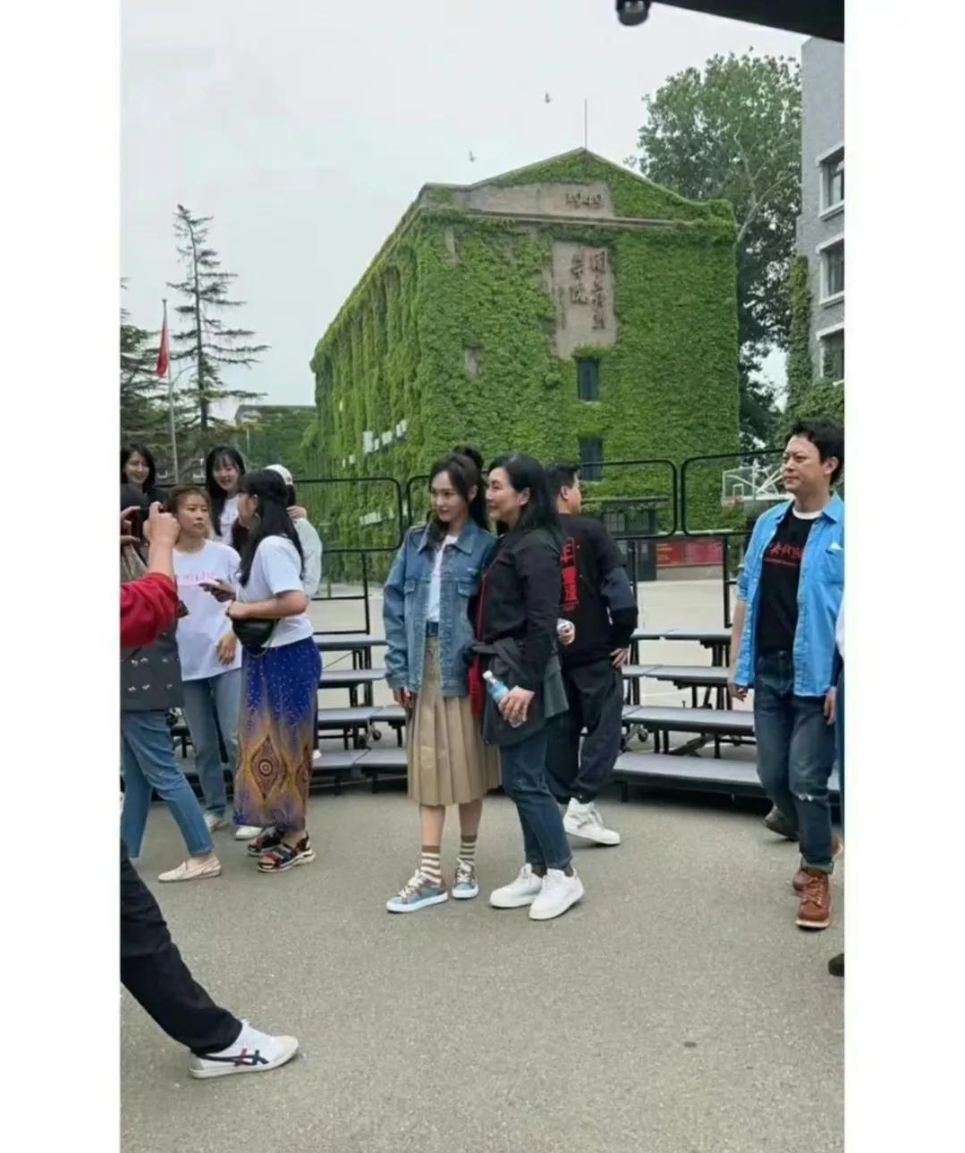 The "exclusive" Tang Yan alumni party appeared, and the denim half-tie ...