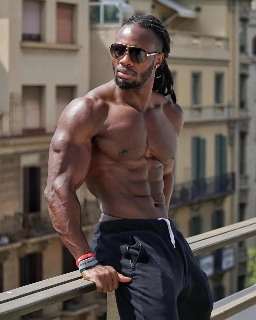 I really admire this kind of black fitness guy, he is so handsome, if ...