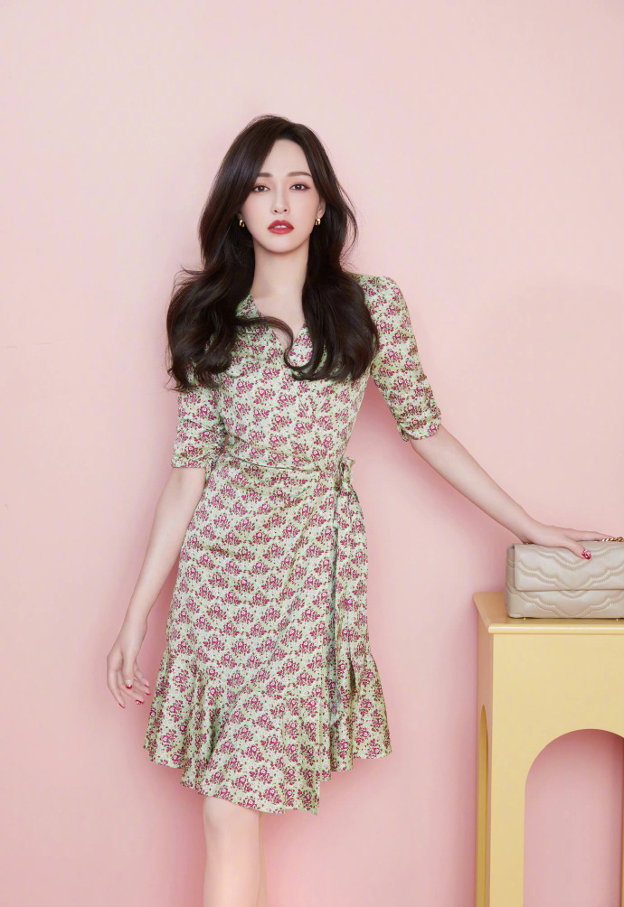 Tang Yan's first set of business photos in March is beautifully styled ...