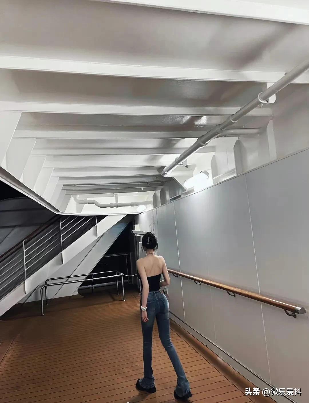 Rotten's legs are one meter three long!Male fans take pictures offline ...