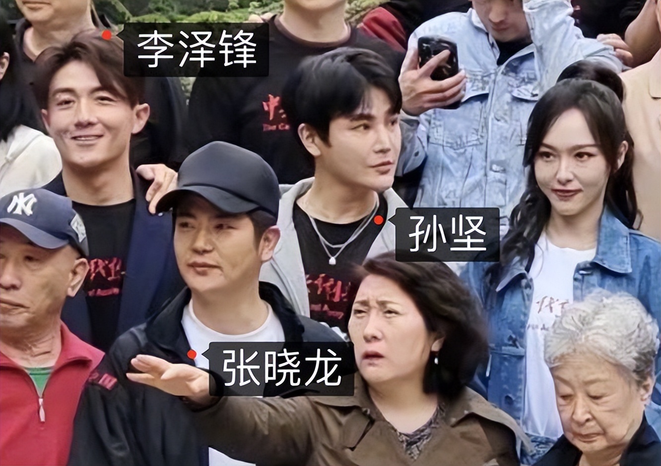 Tang Yan's group photo at a Chinese opera class reunion caused a ...