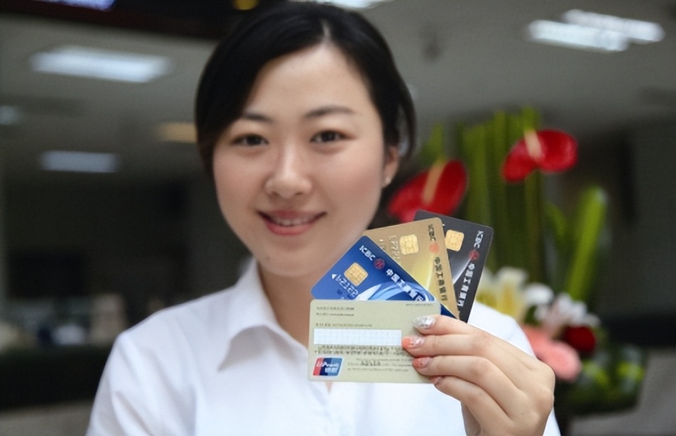 The difference between the first class card and the second class card ...