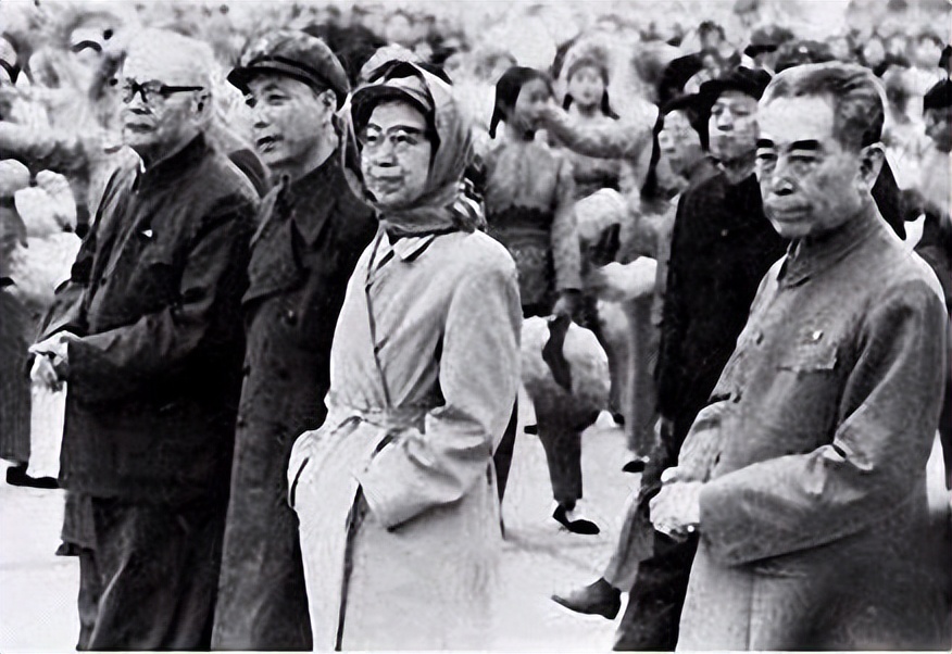 In 1954, a group photo of Jiang Qing and Wang Guangmei, looking at ...