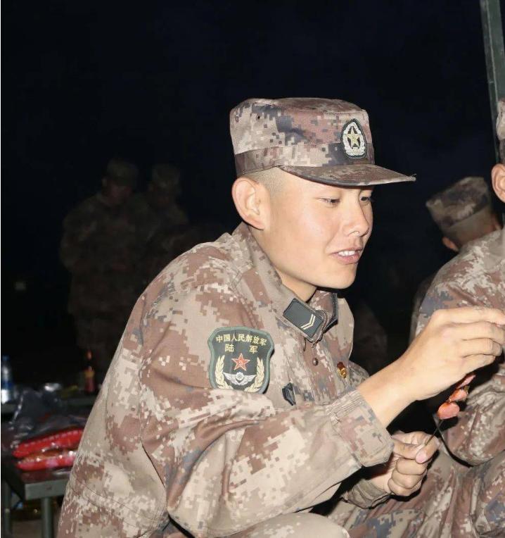 Teach you how to identify the rank of PLA 3 and 10 officers, just ...