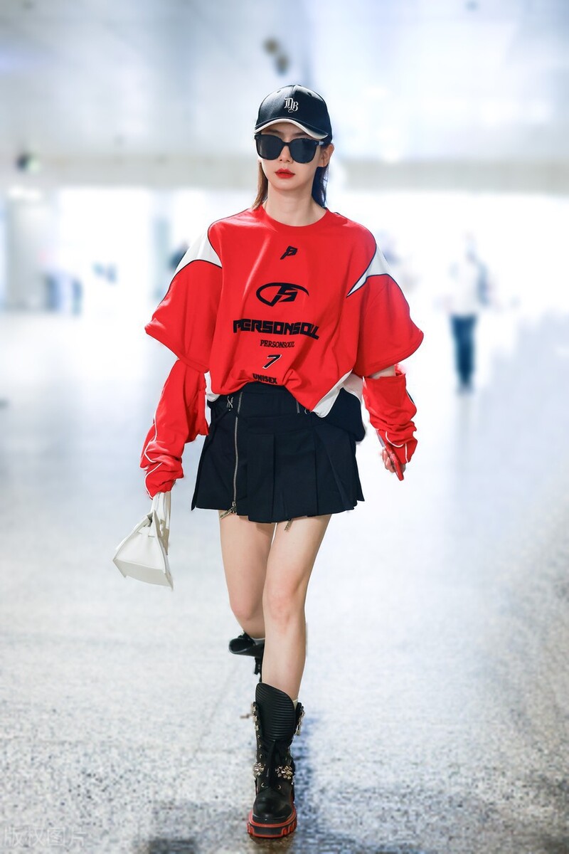 On August 8th, Qi Wei, Hanikezi, and He Jie three beauties appeared at ...