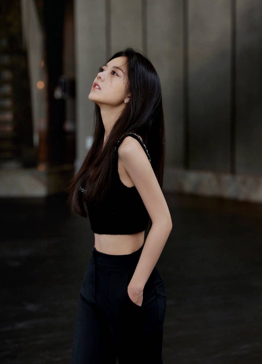 Zhao Jinmai's pure black shape turns into a cold-faced imperial lady ...