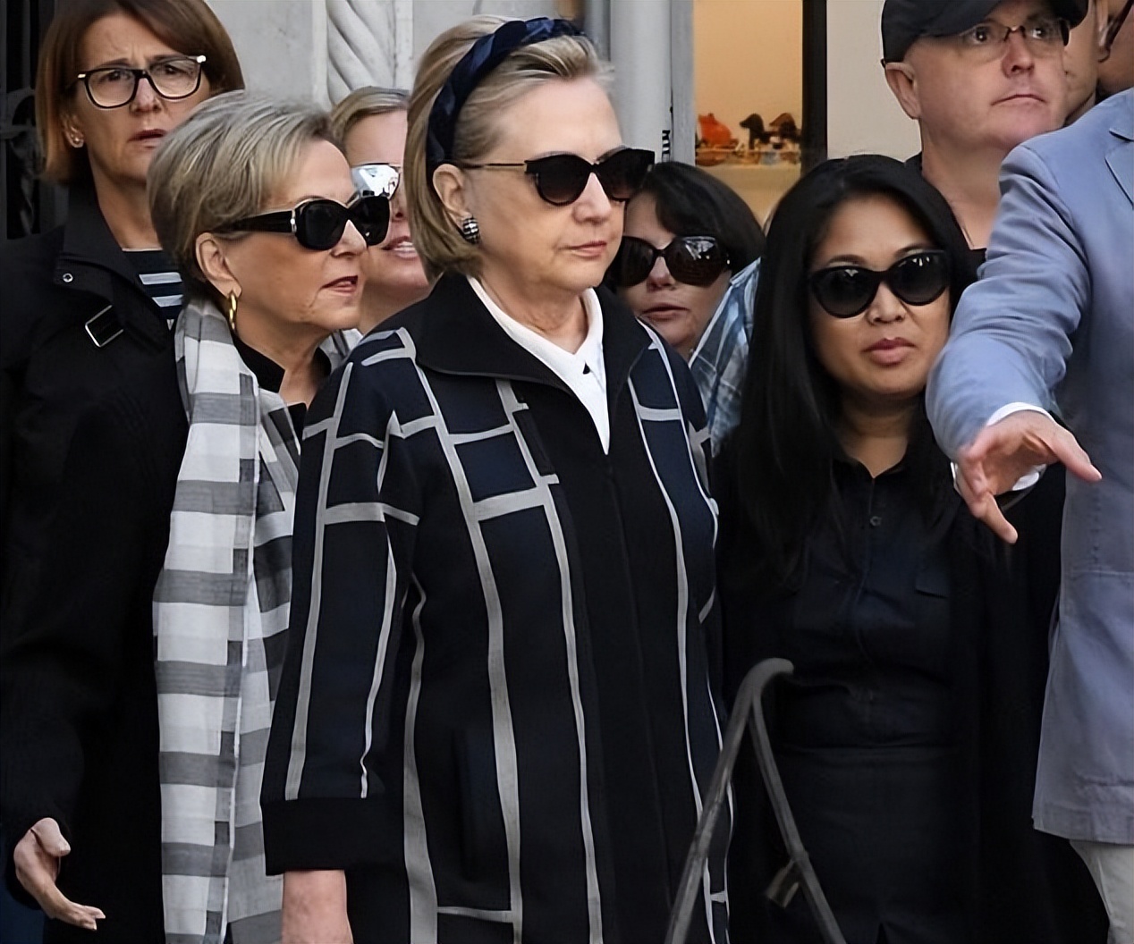 74-year-old Hillary has a big belly and is on vacation with Clinton at ...