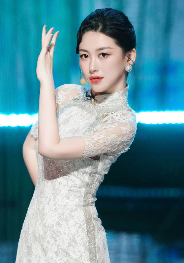 Zhu Zhu wears a plain cheongsam with a graceful figure and bright eyes ...