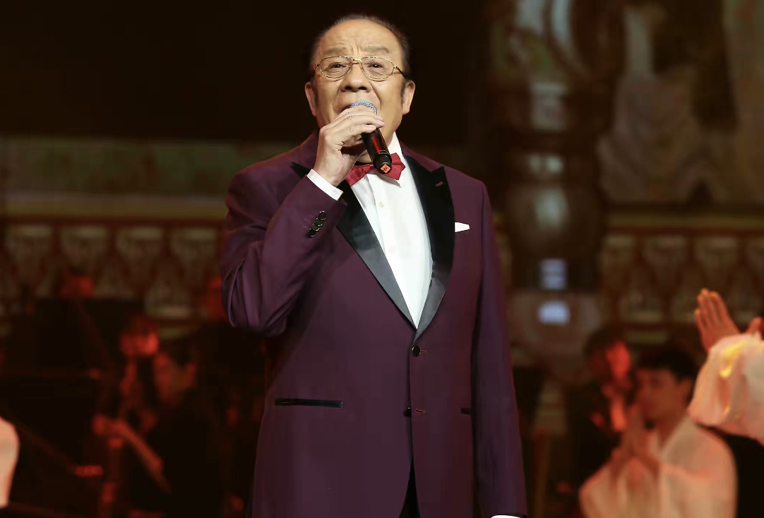 81-year-old singer Yang Hongji appeared, playing the piano in the ...