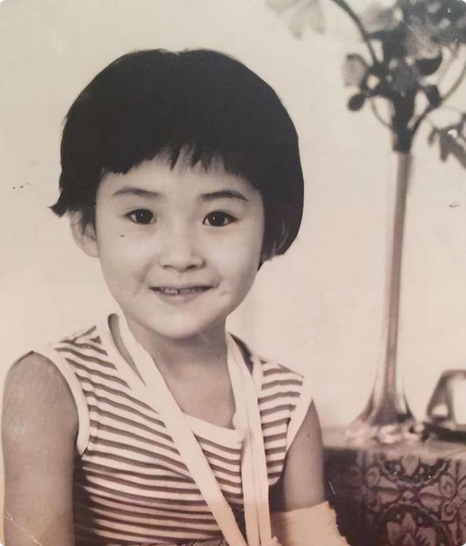 When the nearly 60-year-old Gong Li and the 62-year-old Hong Huang were ...