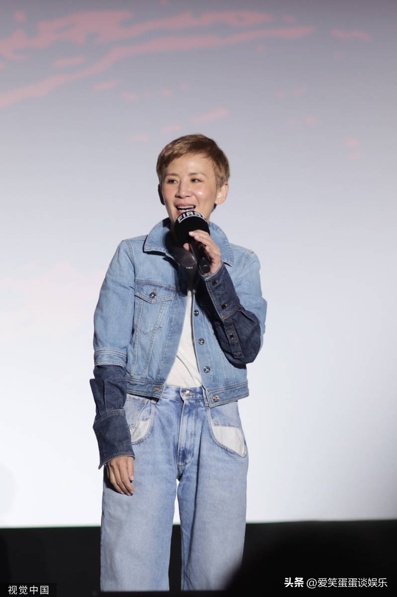 Wu Junru attended the open-air greeting event, with short blond hair in ...