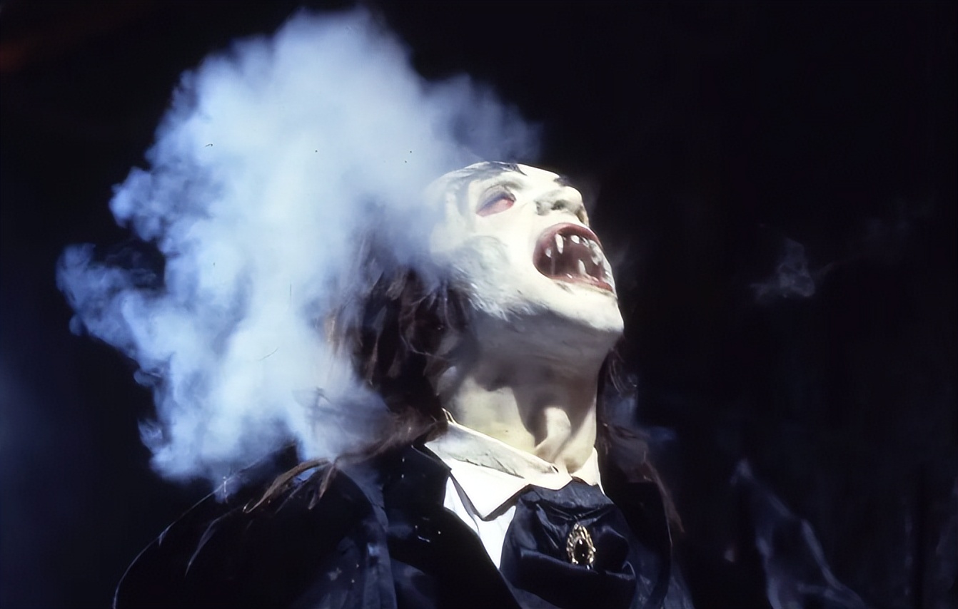 In 1989, Lin Zhengying's another whimsical, rescued the dying zombie ...