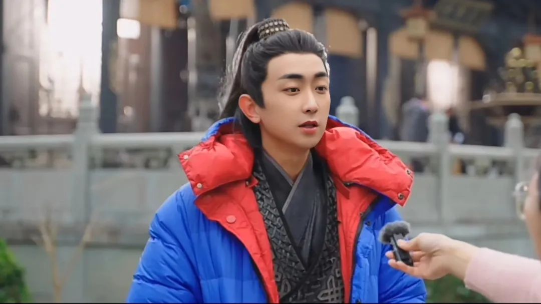 During the hot filming of "Fengwu Yanhua", Dai Gaozheng and Wang Xudong chatted about ...