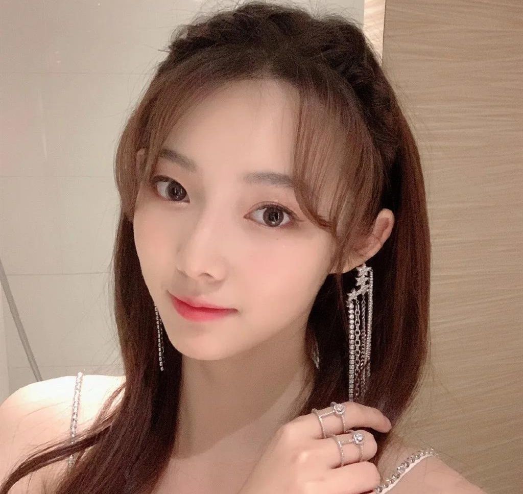 Feng Wanhe, a sweet and charming goddess - iNEWS