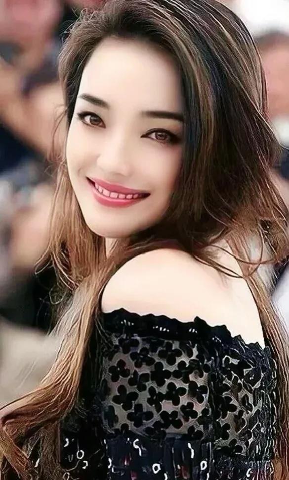 A beautiful photo gallery of Shu Qi, a beauty with big lips and plump ...