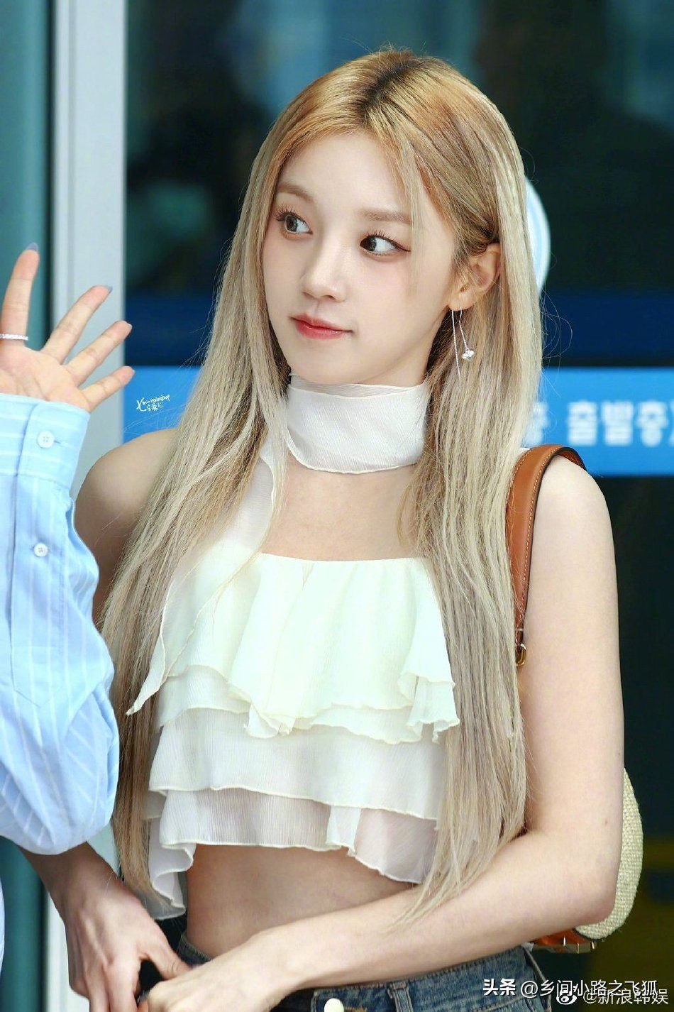 Song Yuqi returned to record "Run" white suspenders with denim skirts ...