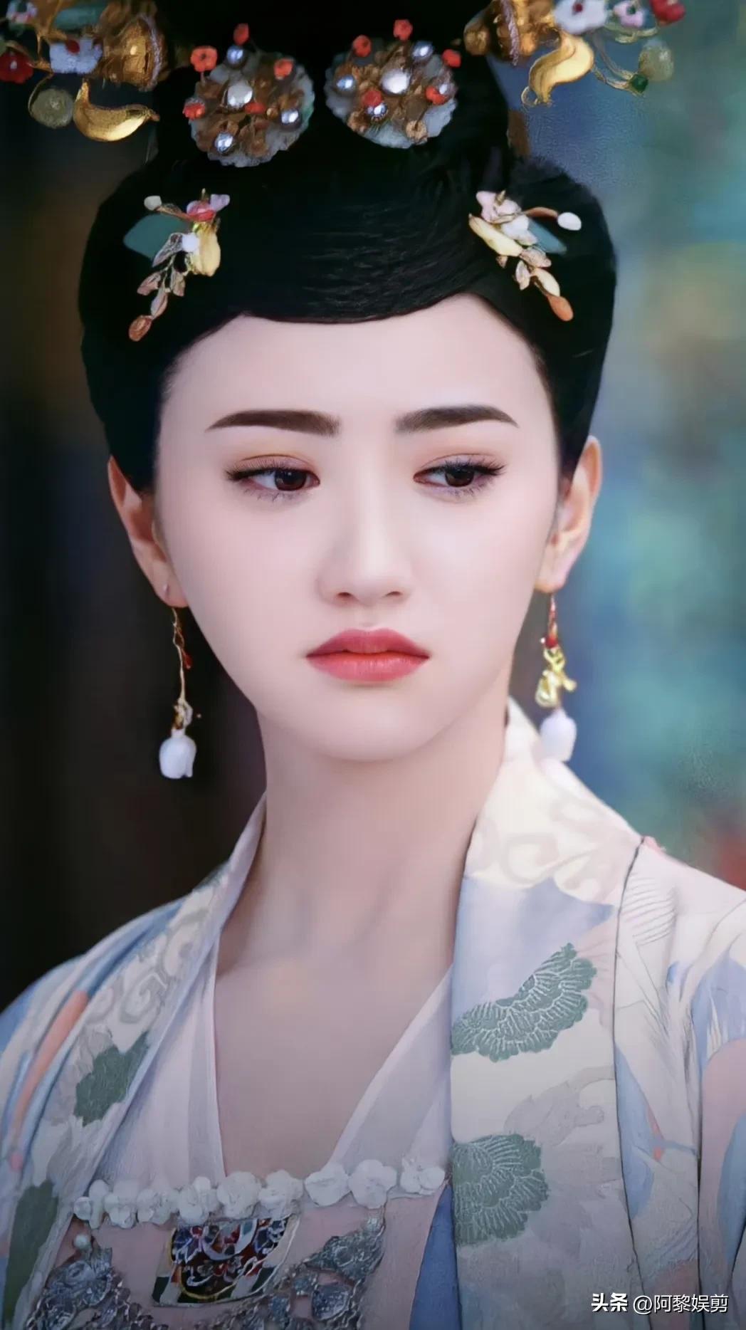 Jing Tian: Pink makeup and jade carving, Chang'e in the moon - iNEWS