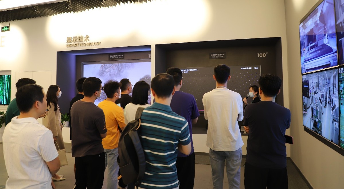 People in the laser industry gathered in Laoshan to discuss the future ...