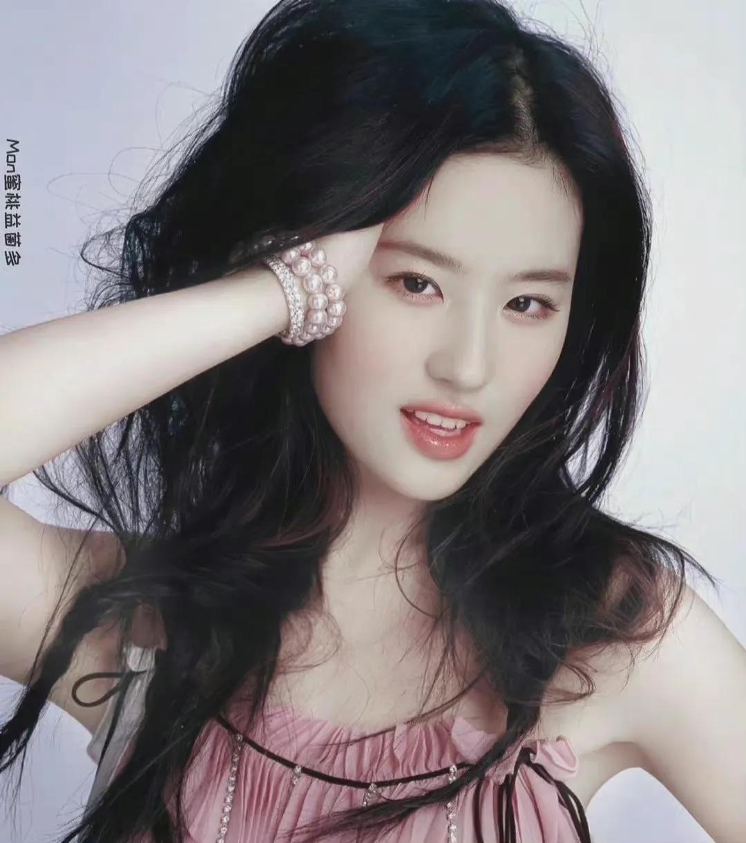 "Liu Yifei's old picture" fan girl wink, her skin is tender and watery ...