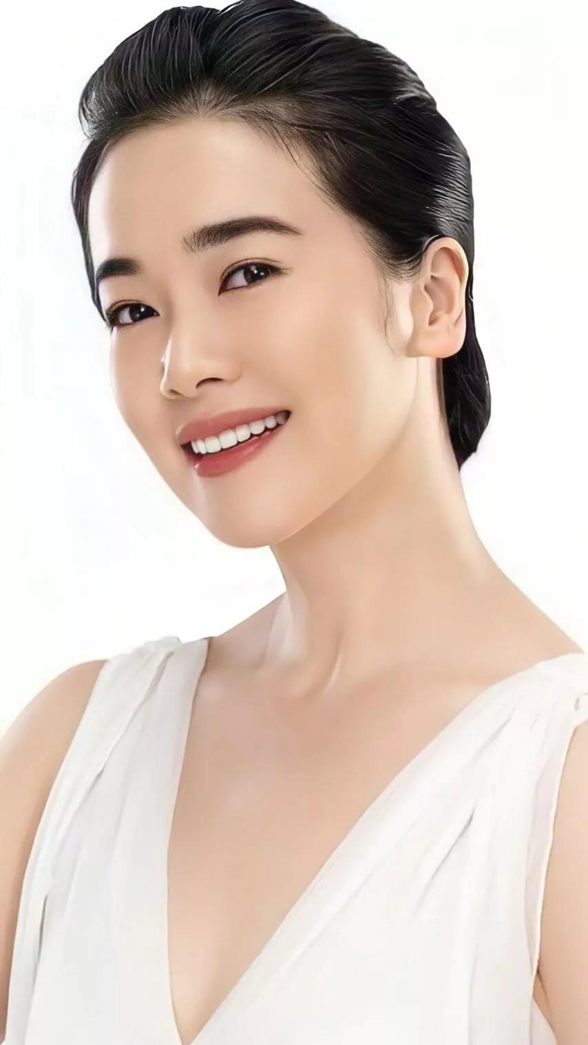 Zuo Xiaoqing, fresh and refined, the image of the girl next door - iNEWS