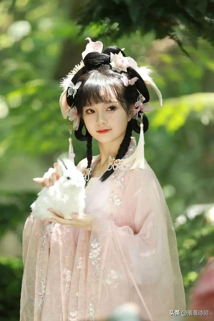 The continuation of the poem: Willows fly in the wind, smoke rises from ...