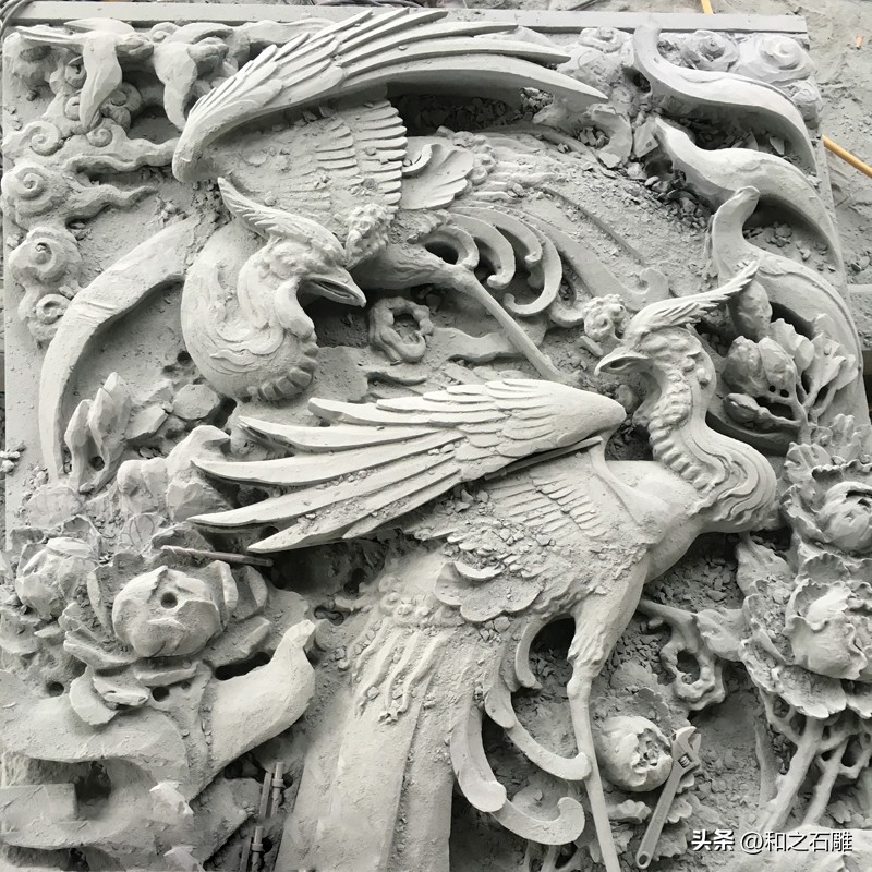 Relief carving patterns in the middle of the temple steps - iNEWS